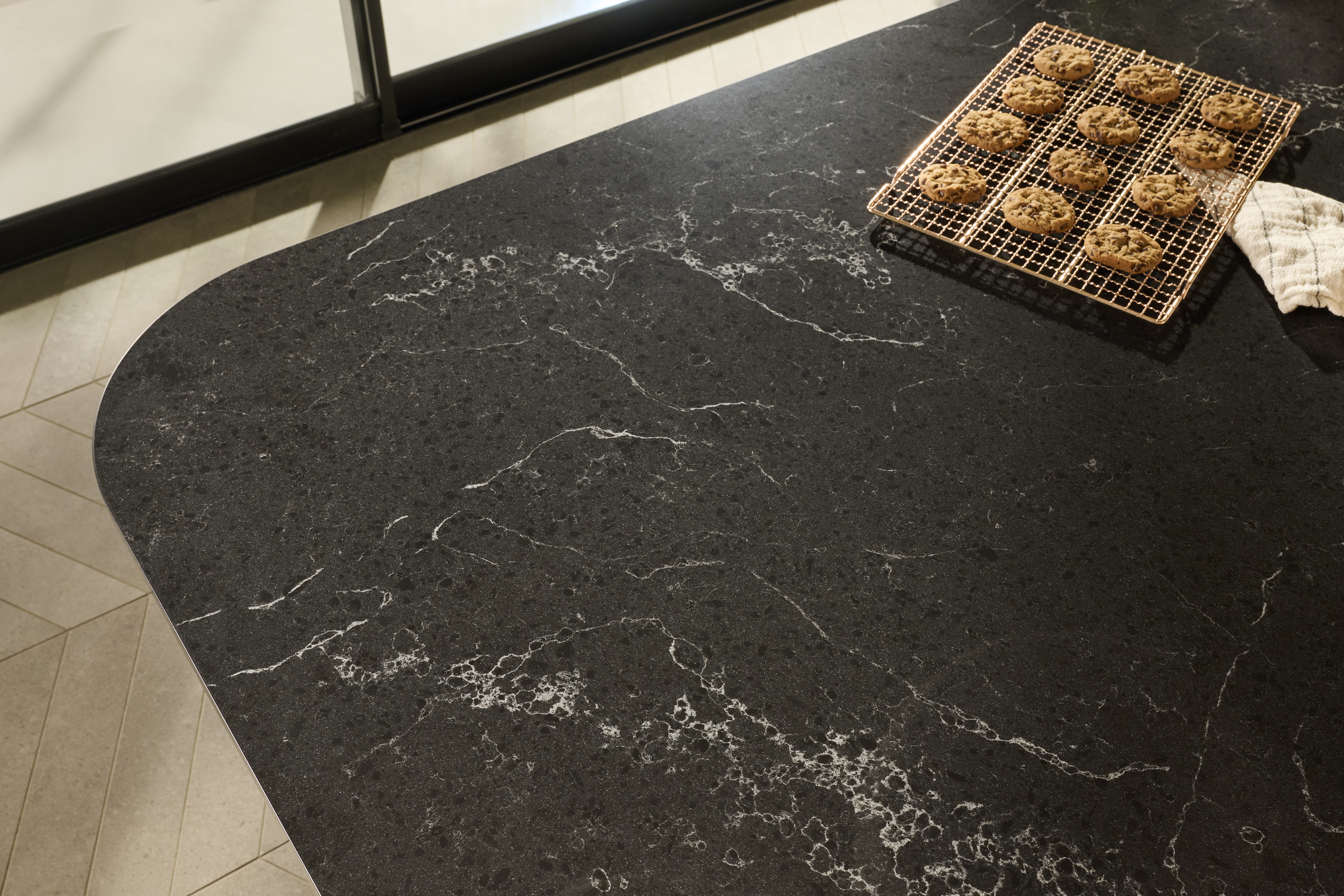 Carbo Brushed, VIATERA - Quartz Countertops | LX Hausys US